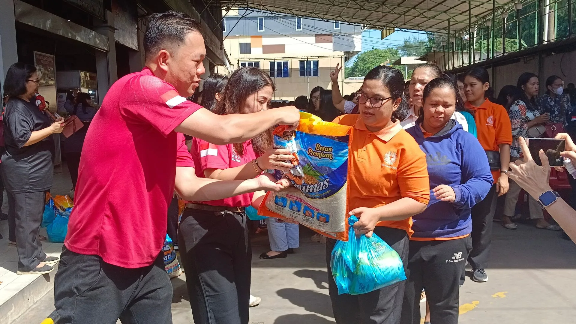 Berbagi Kasih, BMTI Salurkan Ratusan Paket Sembako kepada Guru Sekolah ...